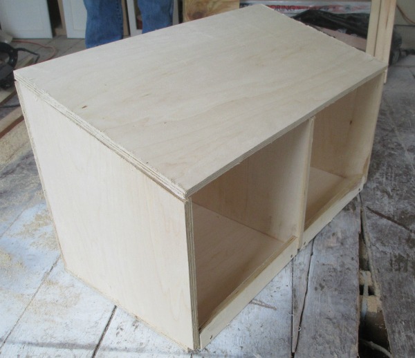 Easy DIY Nest Box – Scott Family Homestead